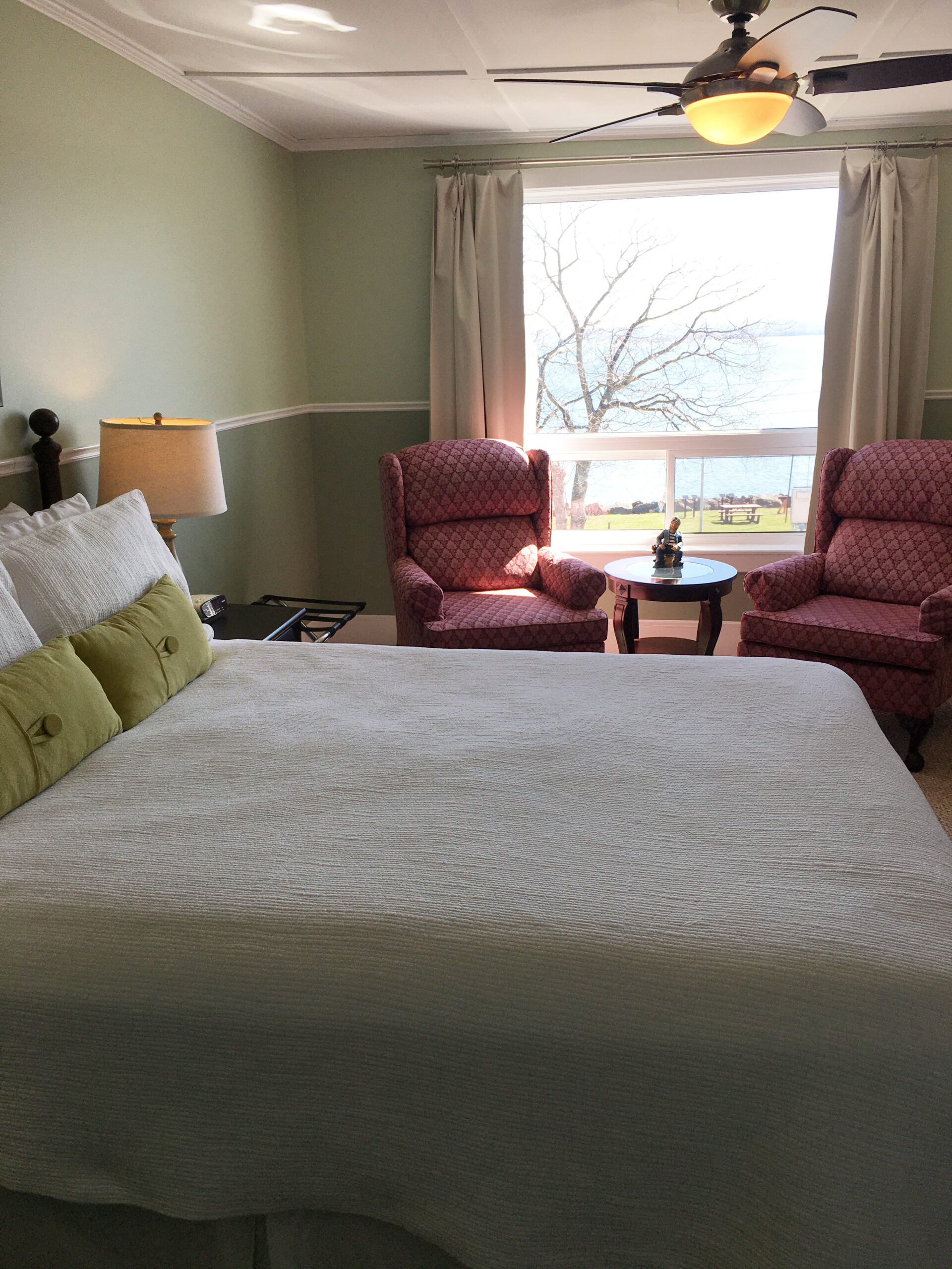Room 8 | Bayside Inn